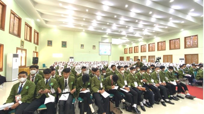 Baju Adat Nusantara Warnai PPKMB AISKA 2023 - Warta PTM